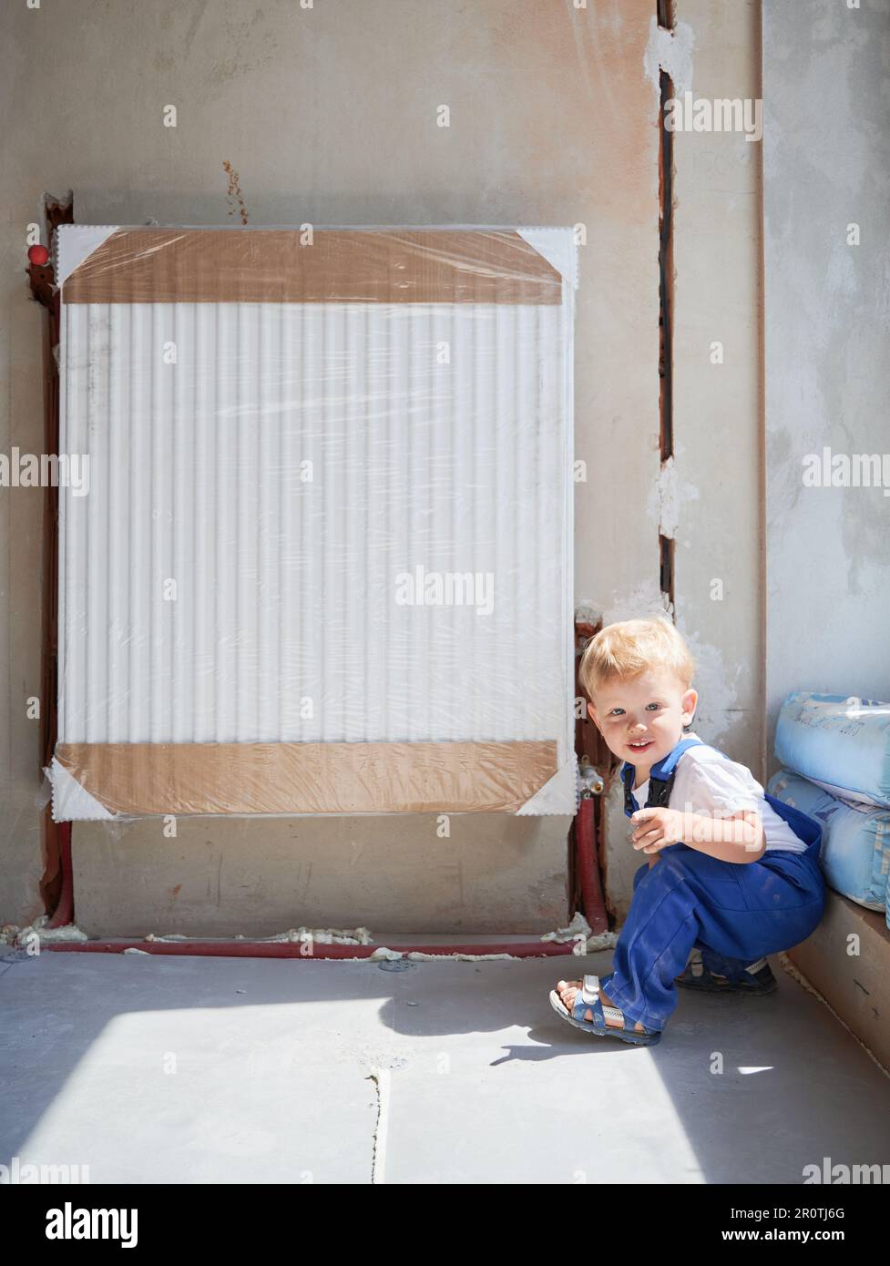 Child posing on wall hi-res stock photography and images - Alamy