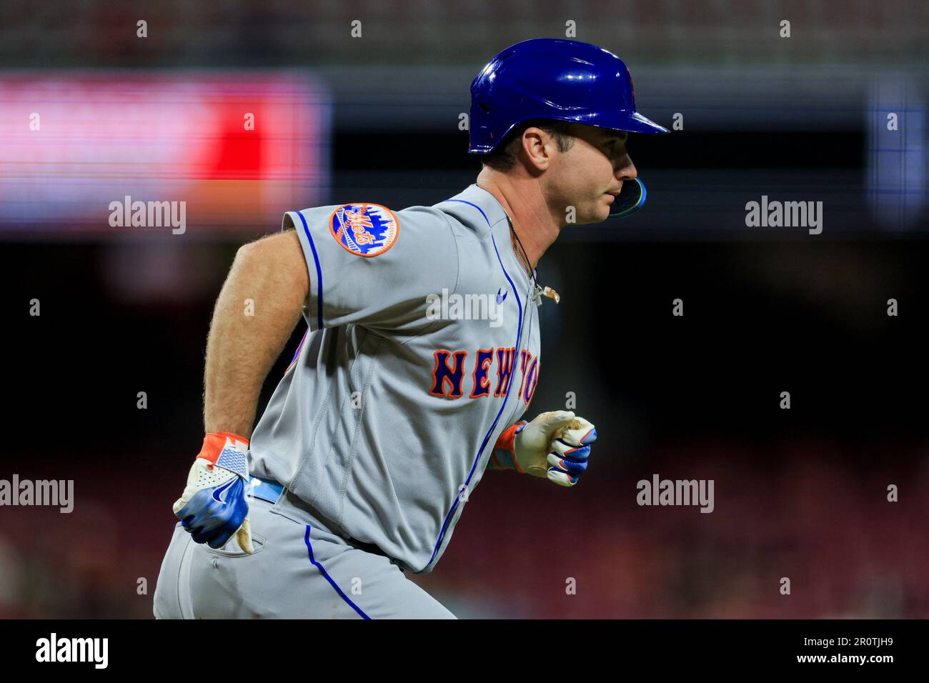 New York Mets' Pete Alonso runs to first base after drawing a walk ...
