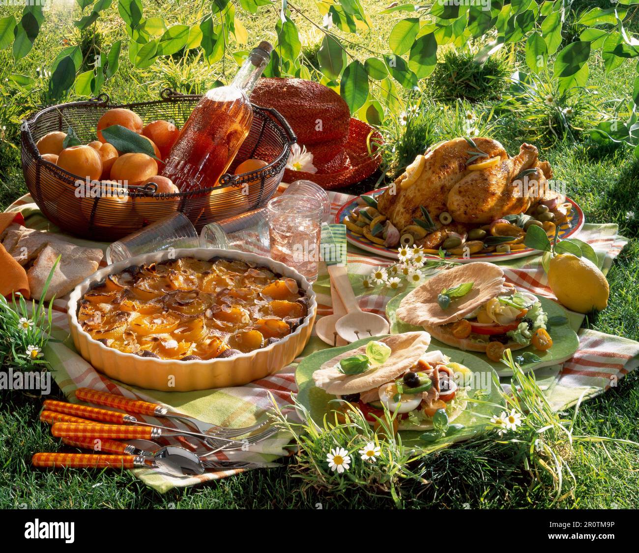 Leaves cover picnic table hi-res stock photography and images - Alamy