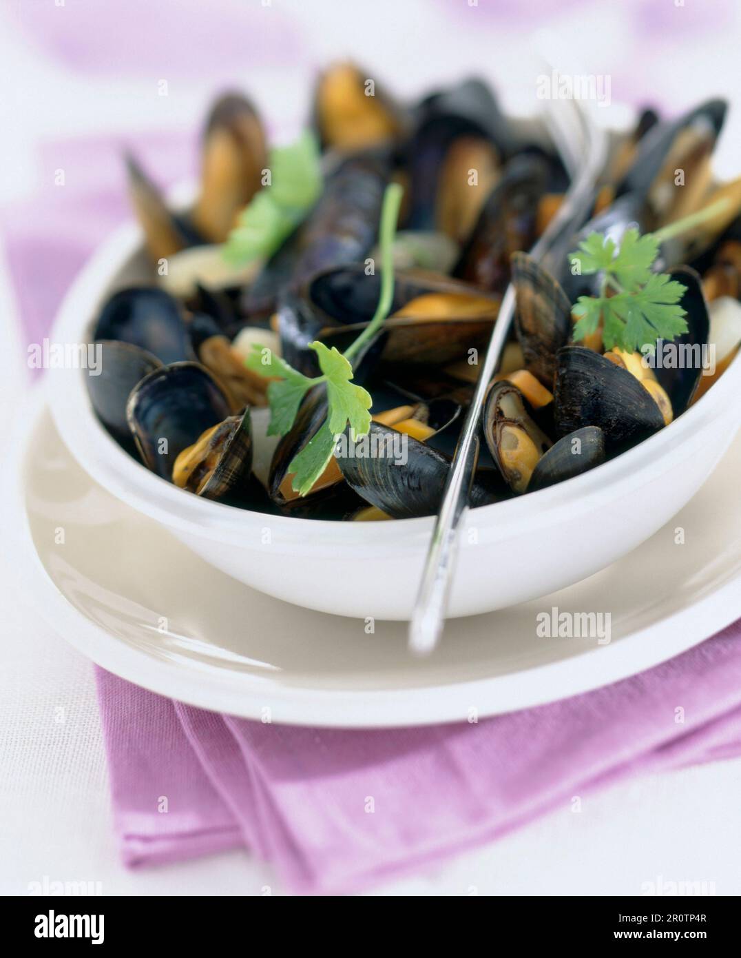 Bowl of cooked mussels Stock Photo - Alamy