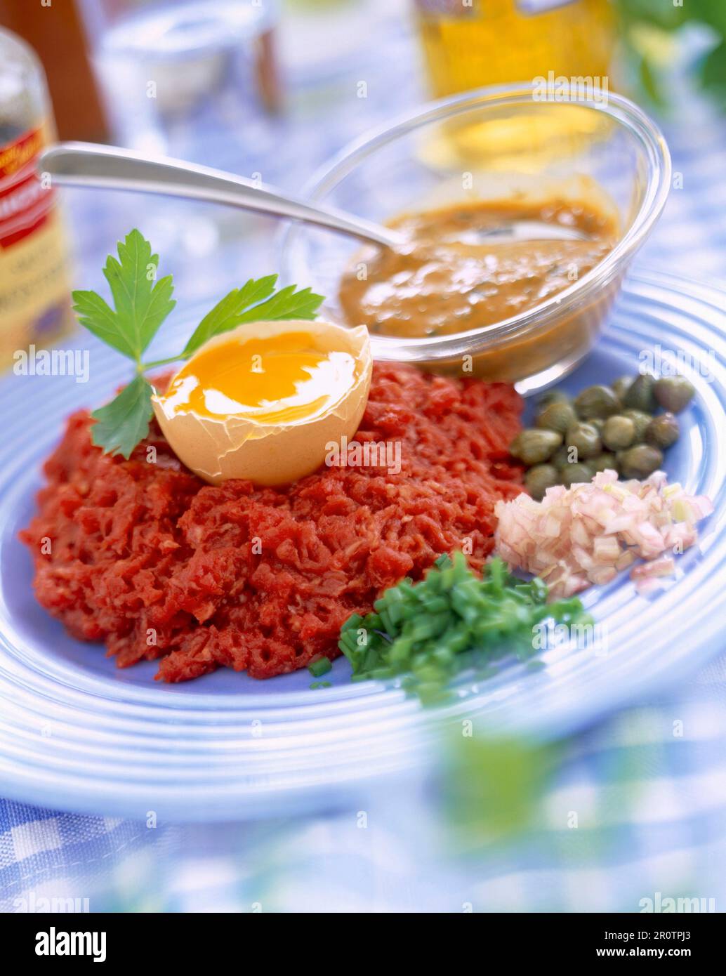 Raw tartar round hi-res stock photography and images - Alamy