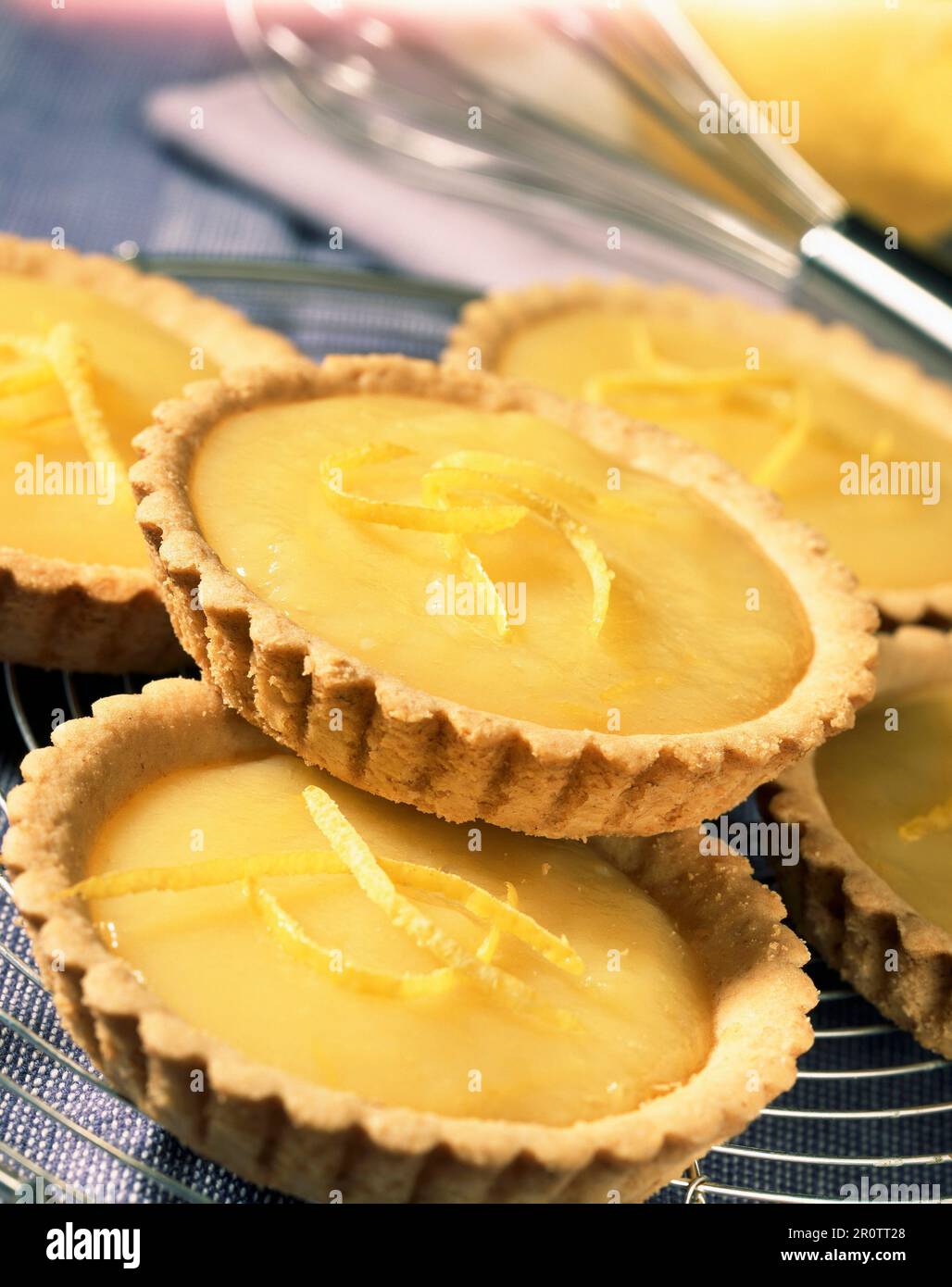 Lemon tartlets hi-res stock photography and images - Alamy