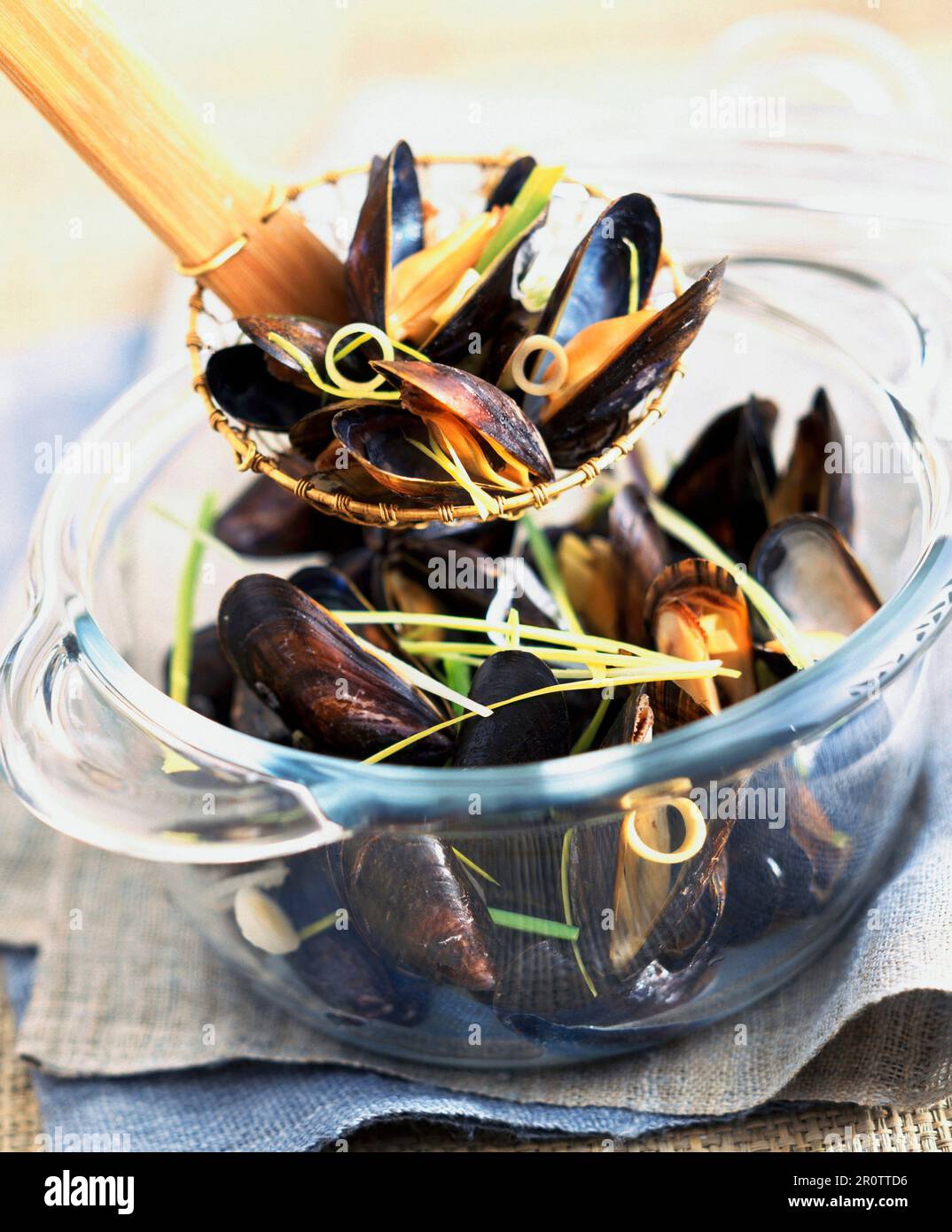 Mussels cooked in white wine Stock Photo - Alamy