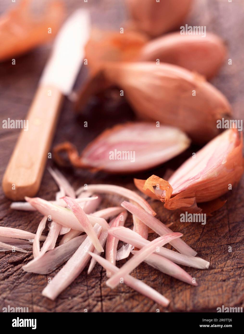 Chopped shallots hi-res stock photography and images - Alamy