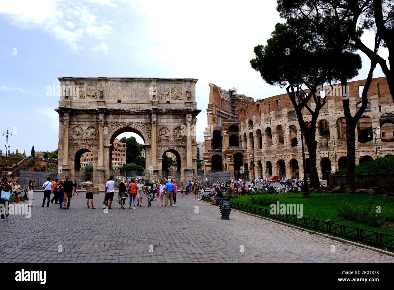 Arch of constantine colosseum italian tourists roman catholic ch hi-res ...