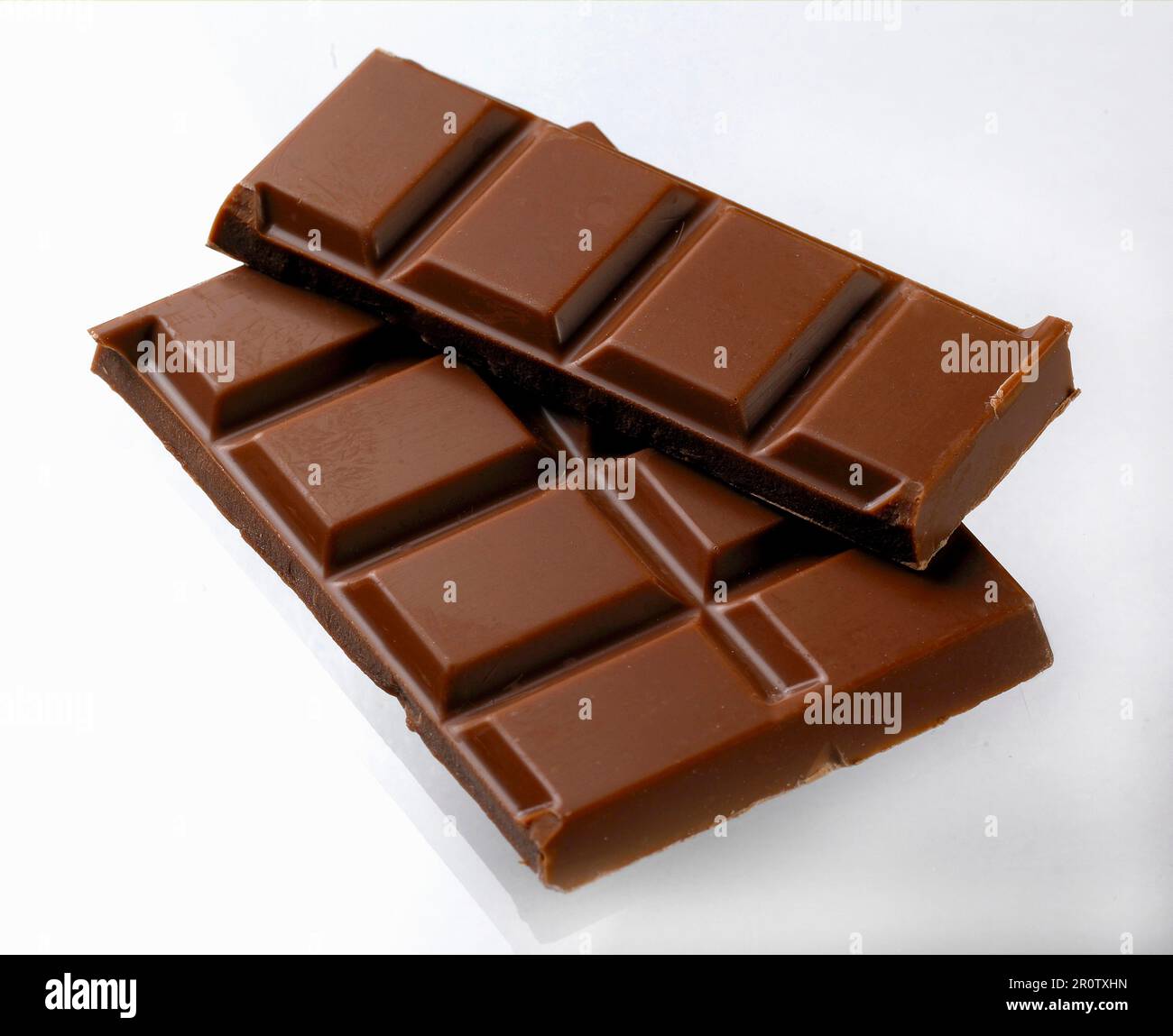 Breaking chocolate bar hi-res stock photography and images - Alamy