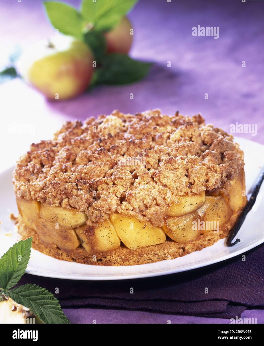 Apple and gingerbread crumble Stock Photo - Alamy