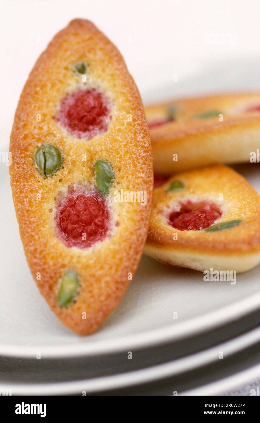 financier aux framboises et pistache Stock Photo - Alamy