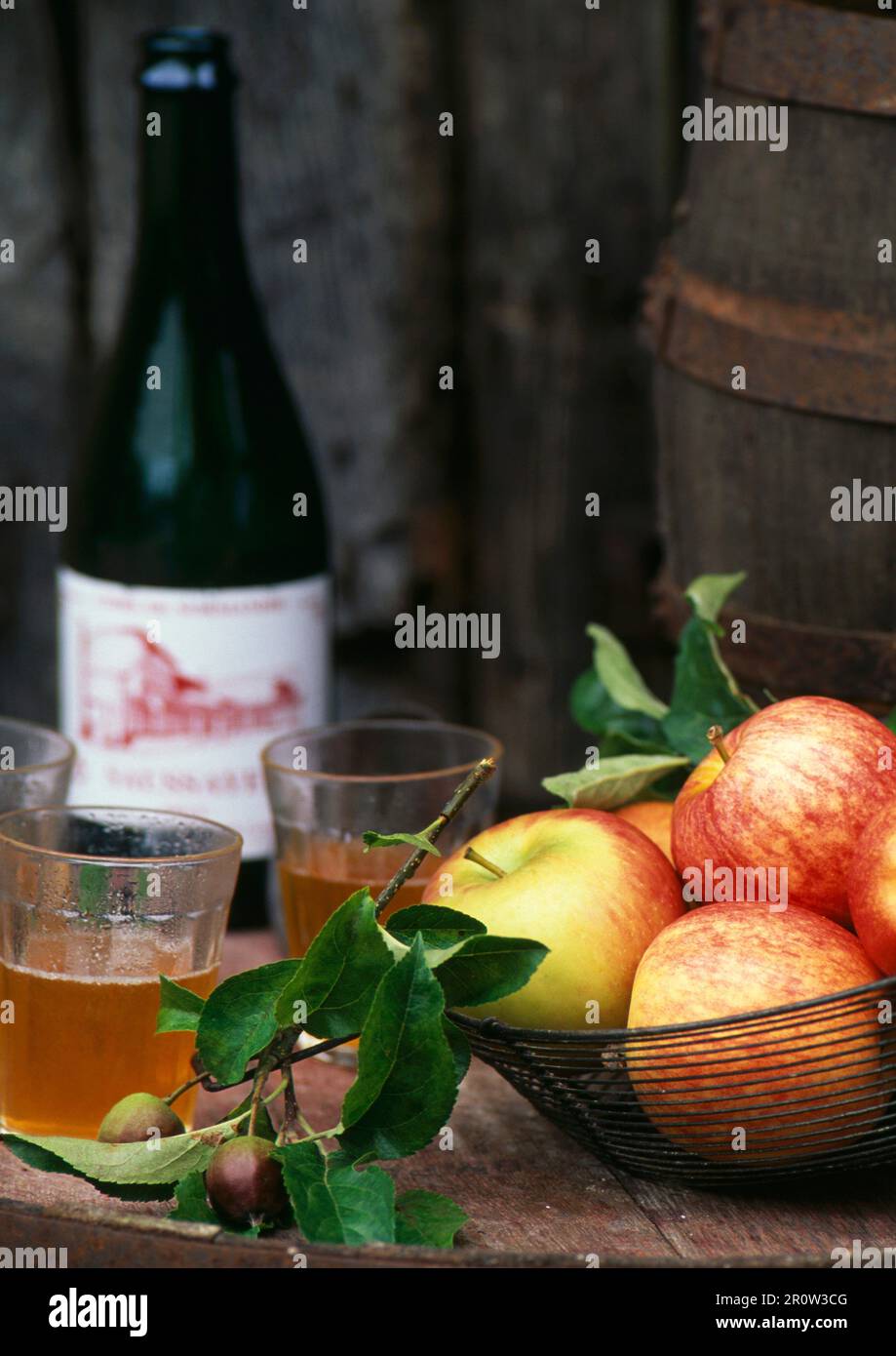 Glasses and bottle of cider Stock Photo - Alamy