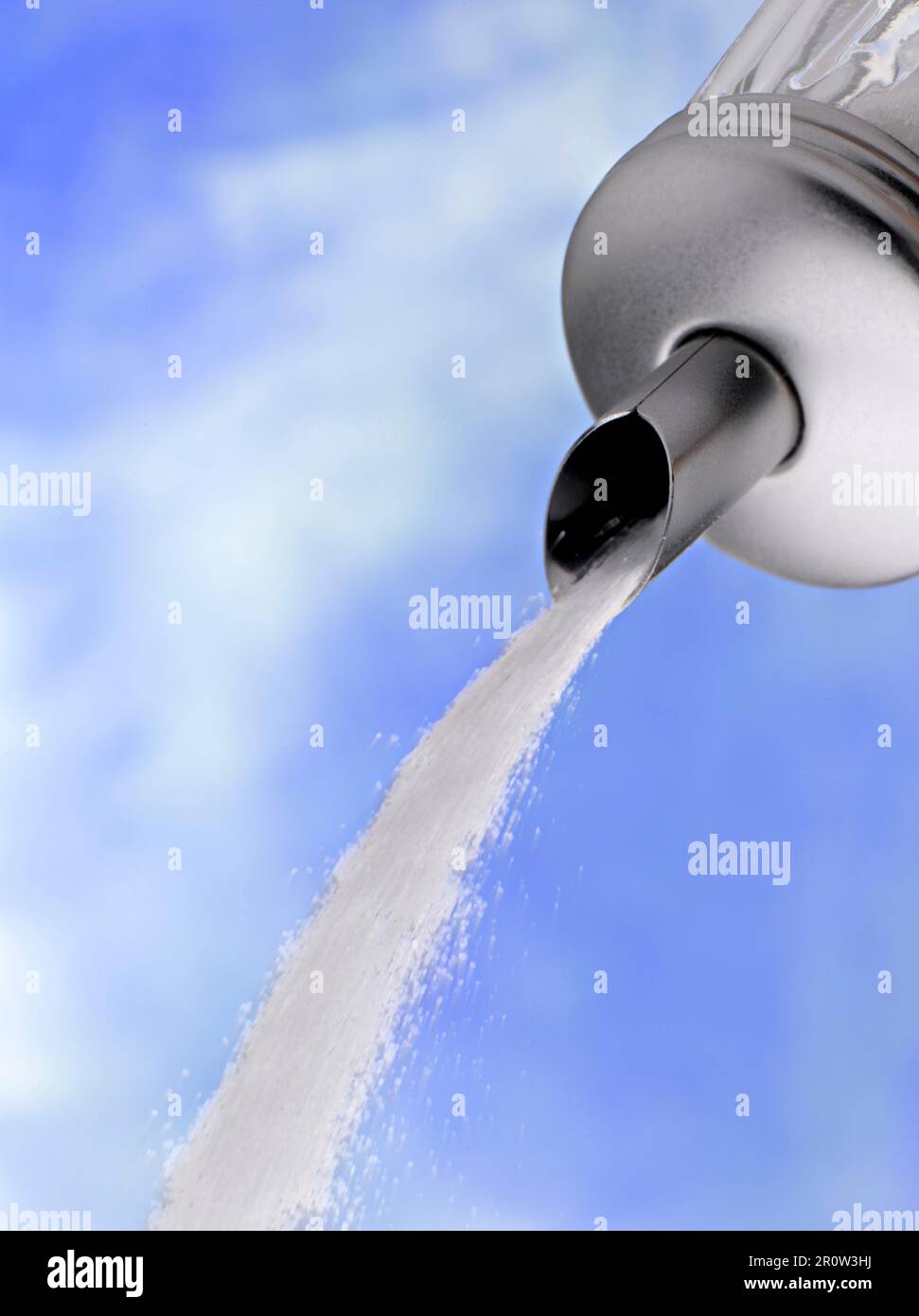 Pouring sugar from sugar pot Stock Photo - Alamy