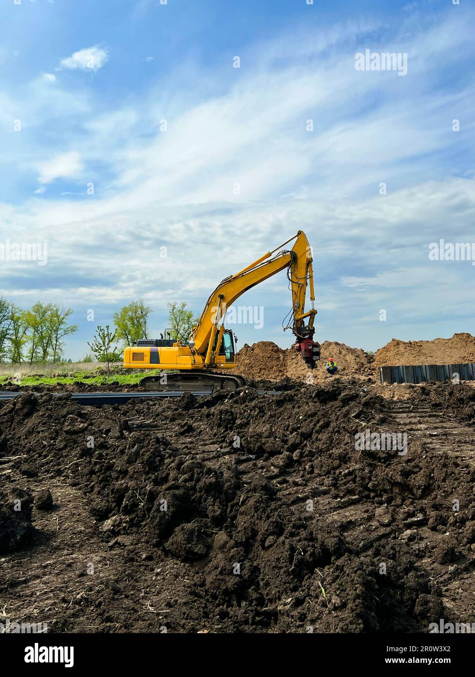 Big excavator excavating soil hi-res stock photography and images - Alamy