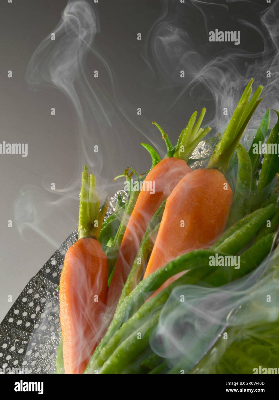 Steam cooking vegetables Stock Photo - Alamy