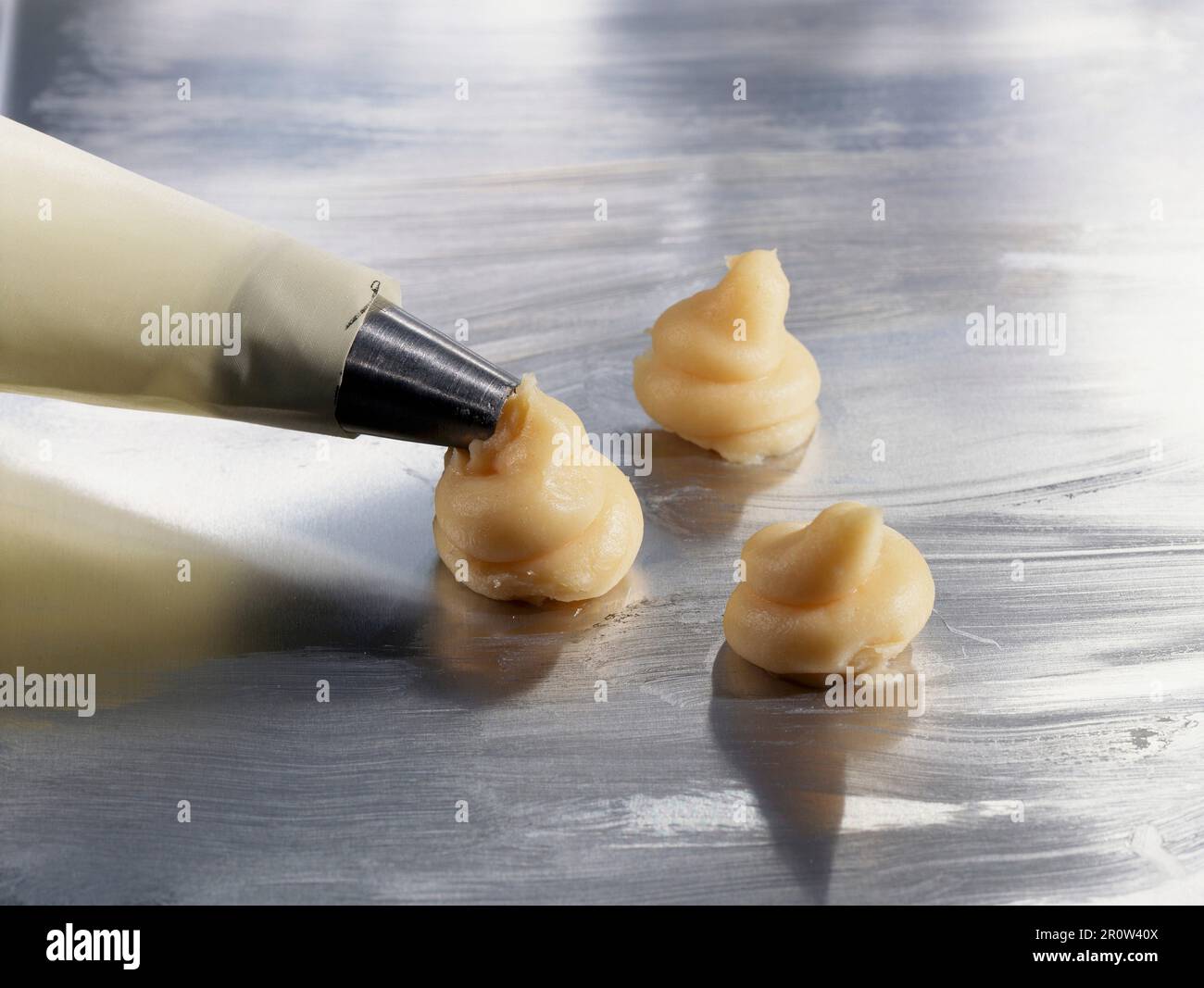 Piping bag nozzle hi-res stock photography and images - Alamy