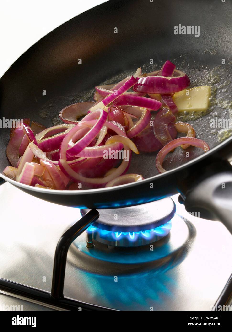 Onions in roasting pan hi-res stock photography and images - Alamy