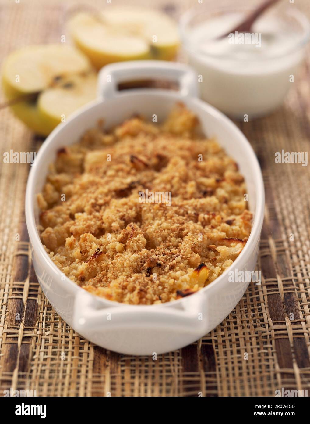 Filling topping apple crumble hi-res stock photography and images - Alamy