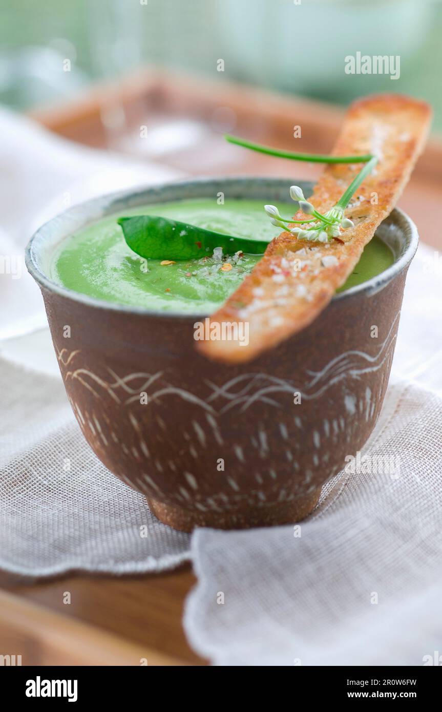Cream of pea soup Stock Photo - Alamy