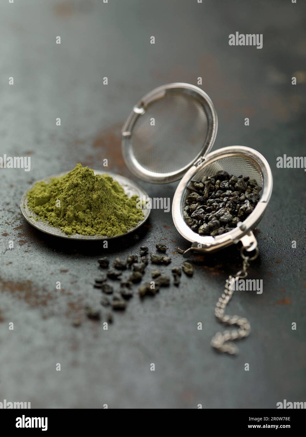 Green tea in leaves and powder Stock Photo - Alamy