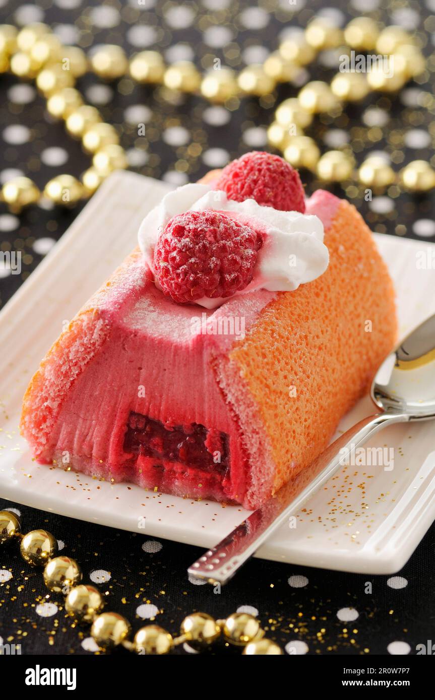 Christmas raspberry log cake Stock Photo - Alamy