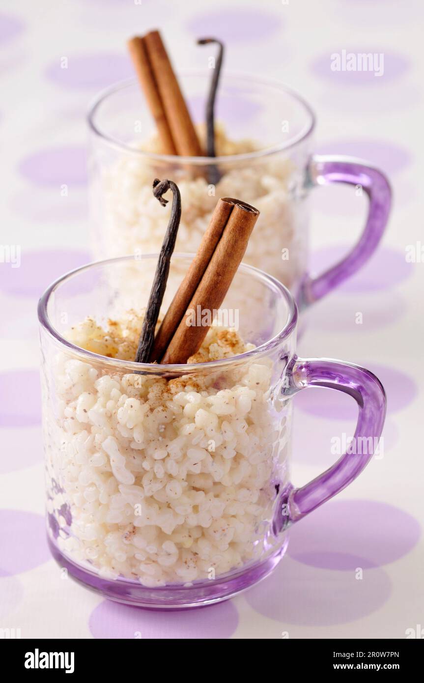 Vanilla and cinnamon-flavored rice pudding Stock Photo - Alamy
