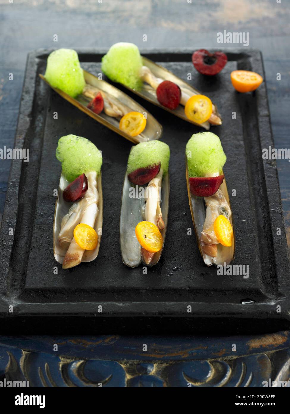 Razor clams flower hi-res stock photography and images - Alamy