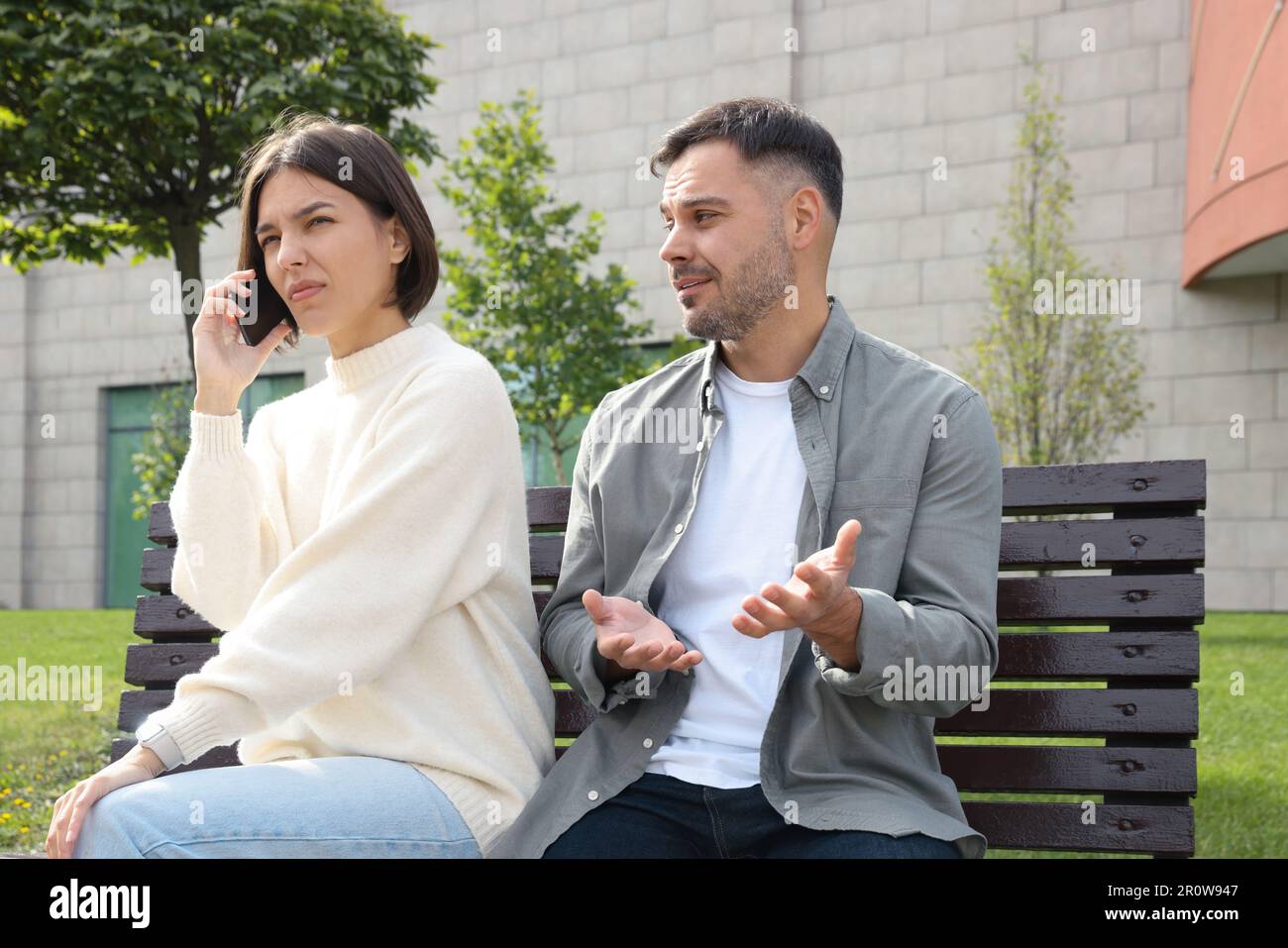 Man arguing woman phone hi-res stock photography and images - Alamy