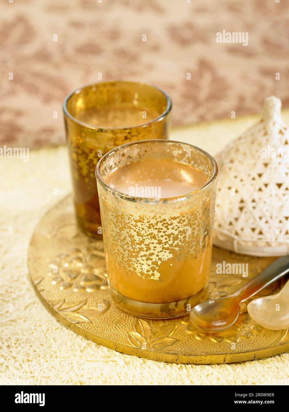Cardamom, cinnamon and clove Masala chai Stock Photo - Alamy