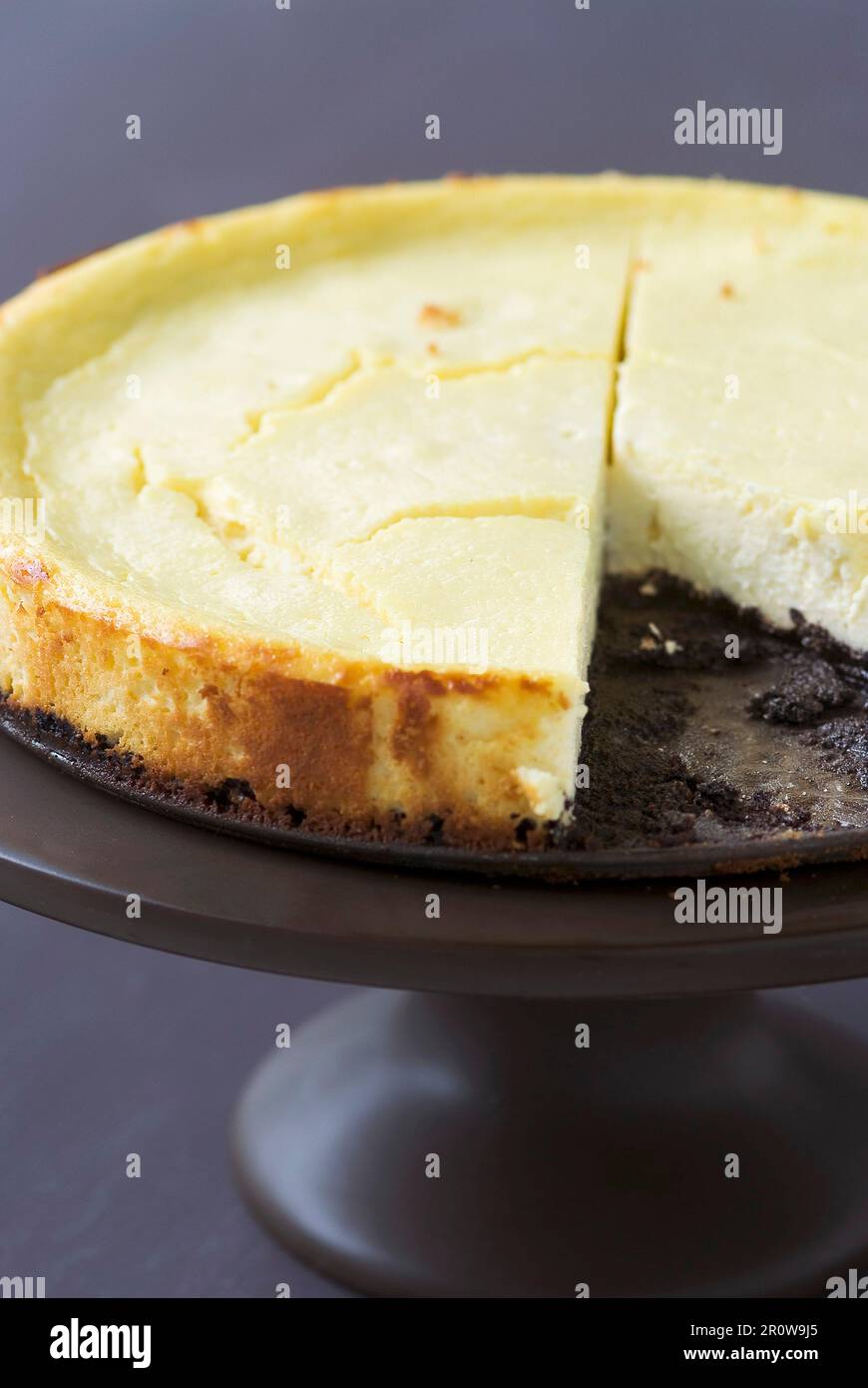 Cheesecake with Oreo biscuit base Stock Photo - Alamy