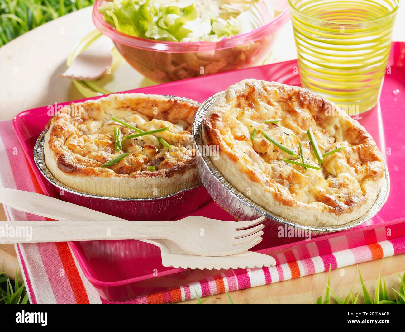 Picnic quiche hi-res stock photography and images - Alamy