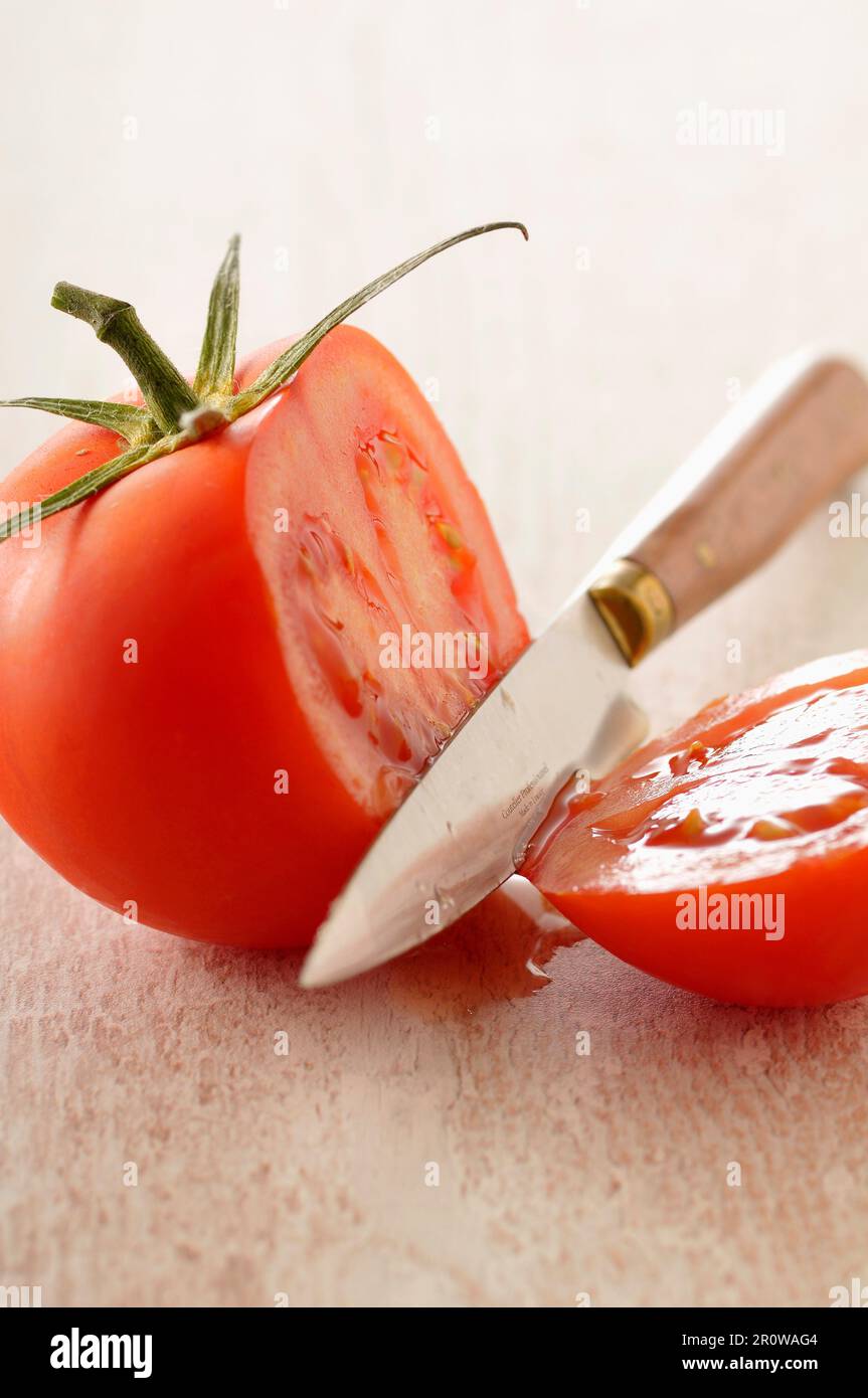 Cutting a tomato Stock Photo - Alamy