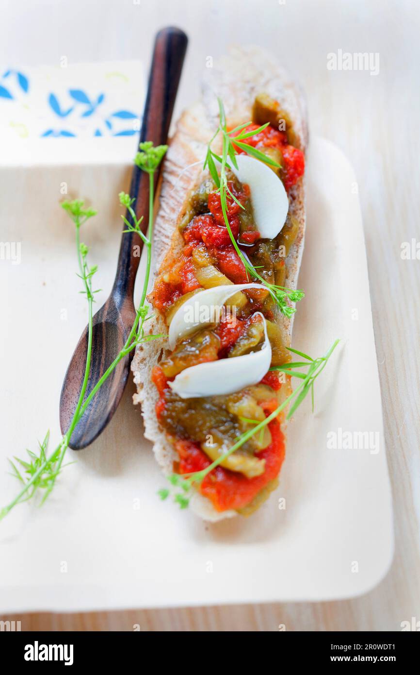 Stewed peppers and tomatoes with garlic on sliced bread Stock Photo - Alamy