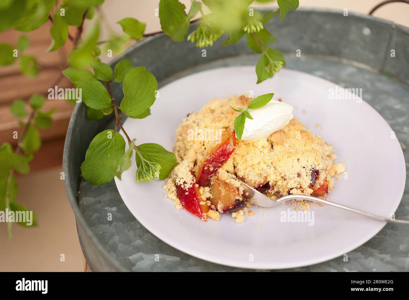 Two peach, Muscat de Beaumes-de-Venise and mascarpone crumble Stock ...
