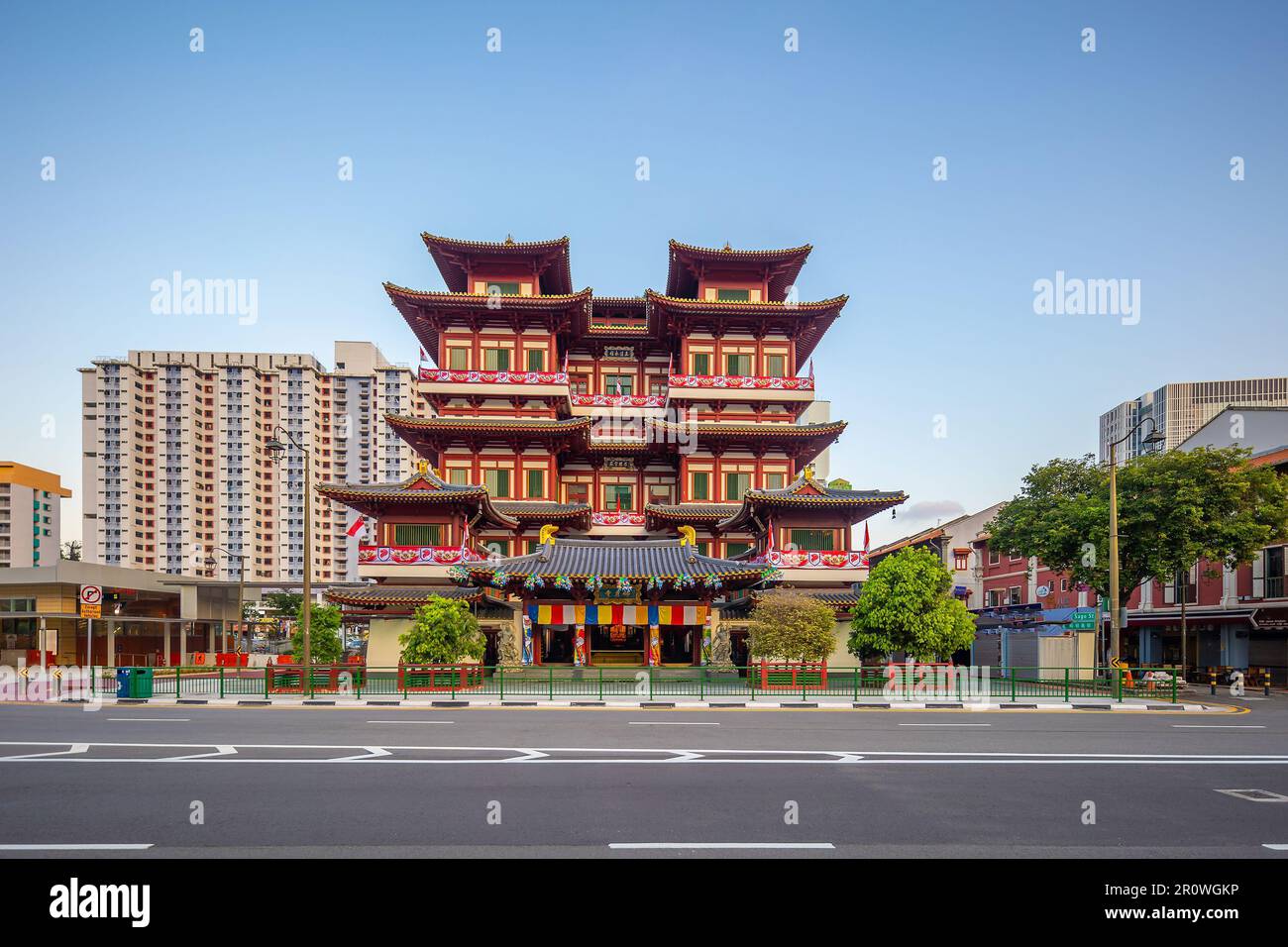 The Buddha Toothe Relic Temple at Chinatown in Singapore Stock Photo ...