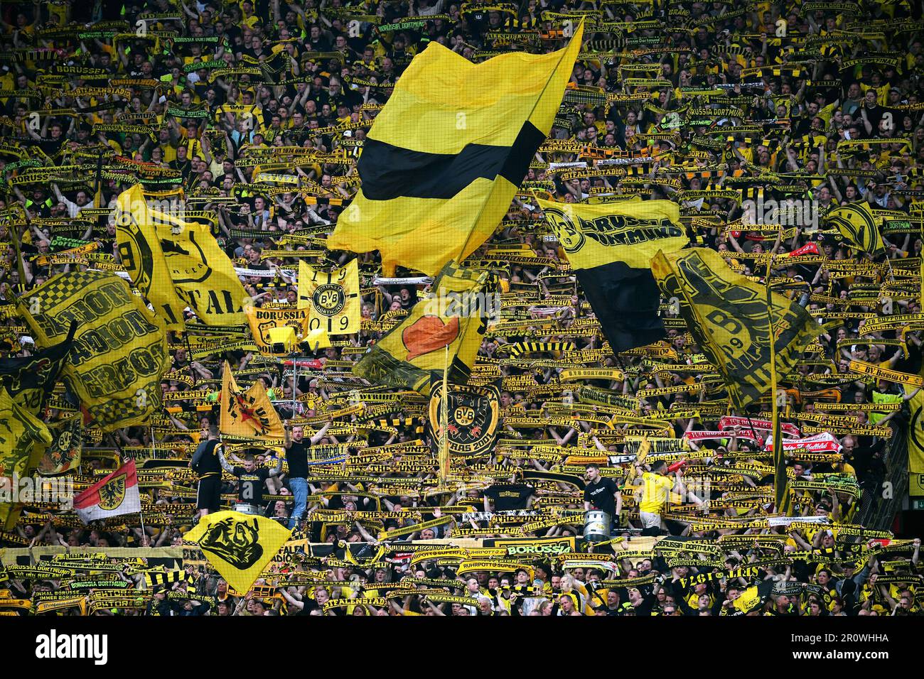 Bundesliga, Signal Iduna Park Dortmund: Borussia Dortmund vs VfL ...