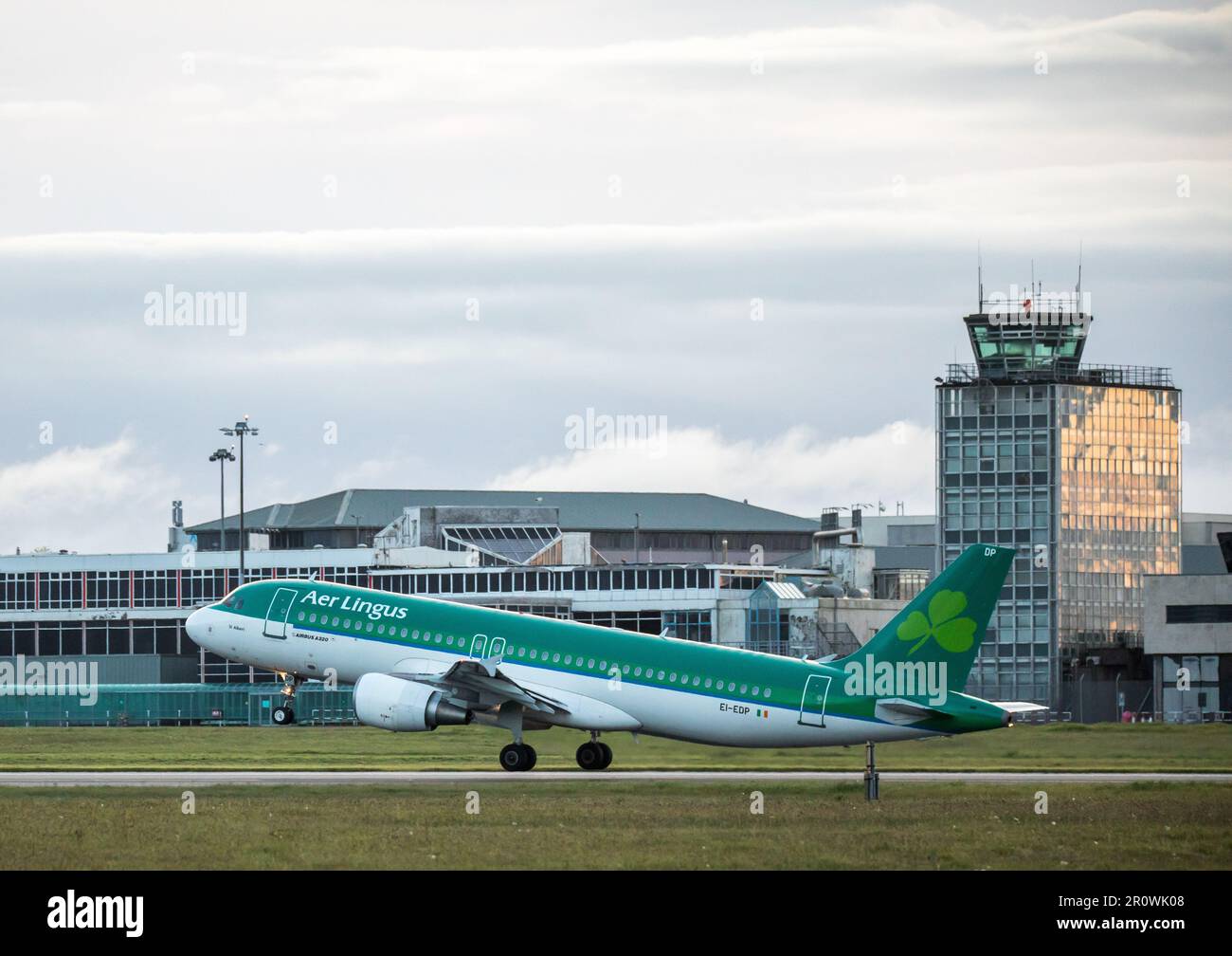 Boeing 737 airbus a320 hi-res stock photography and images - Alamy
