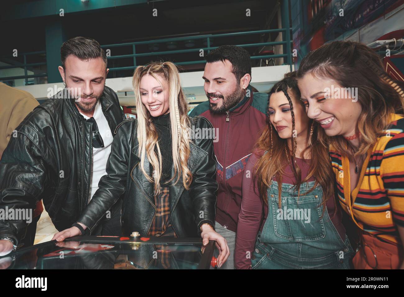 Girl playing arcade game hi-res stock photography and images - Alamy
