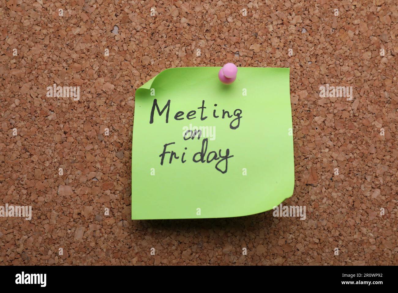 Paper note with words Meeting on Friday pinned to cork board Stock ...
