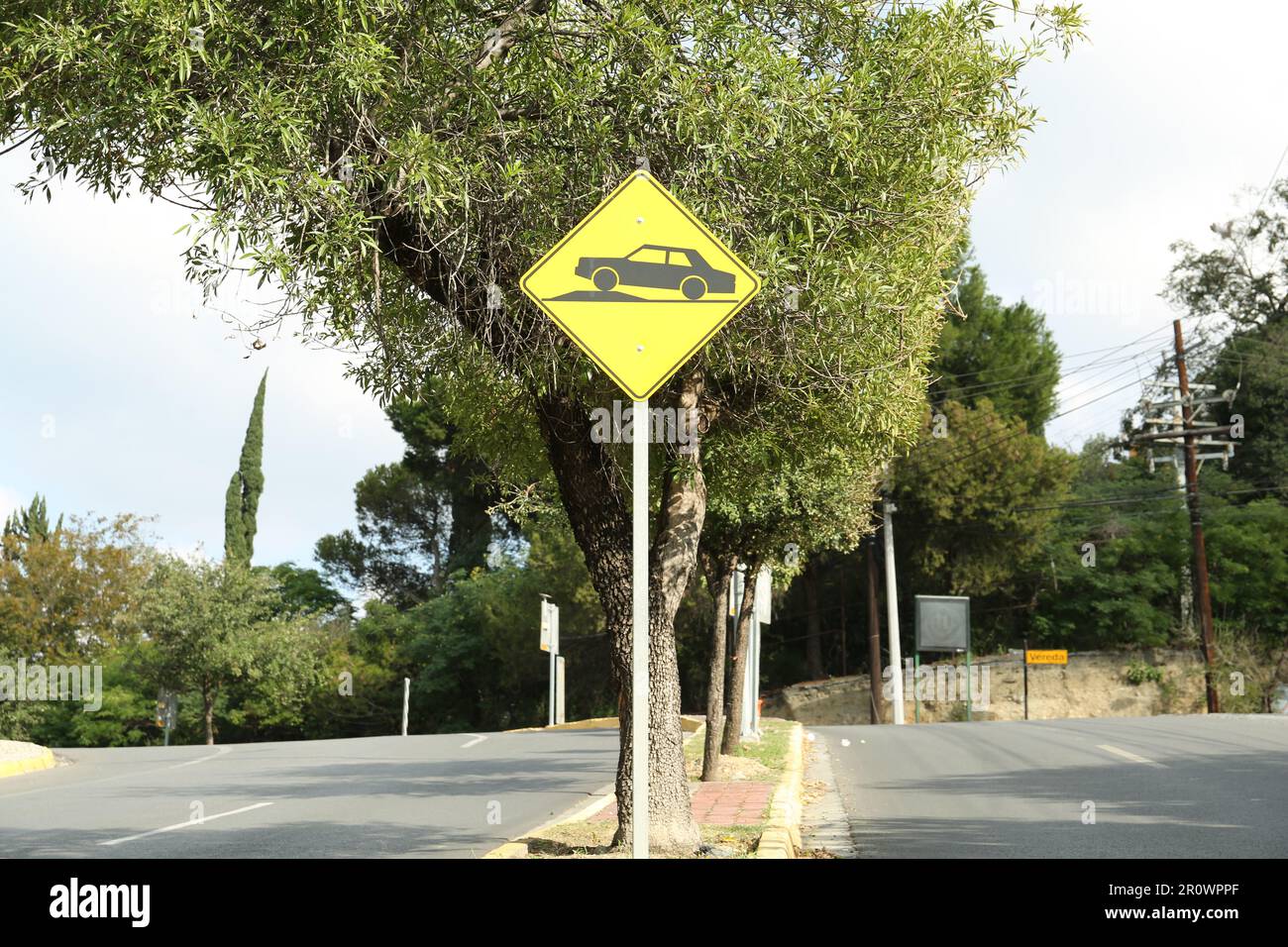 Speed bump road sign on city street Stock Photo - Alamy