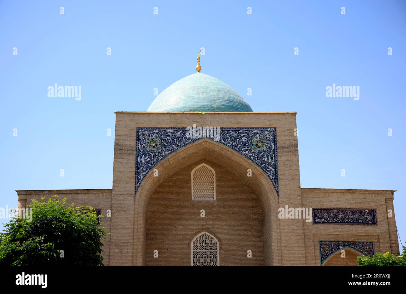 View of the Kaffal Shashi Mausoleum in Tashkent, Uzbekistan Stock Photo ...