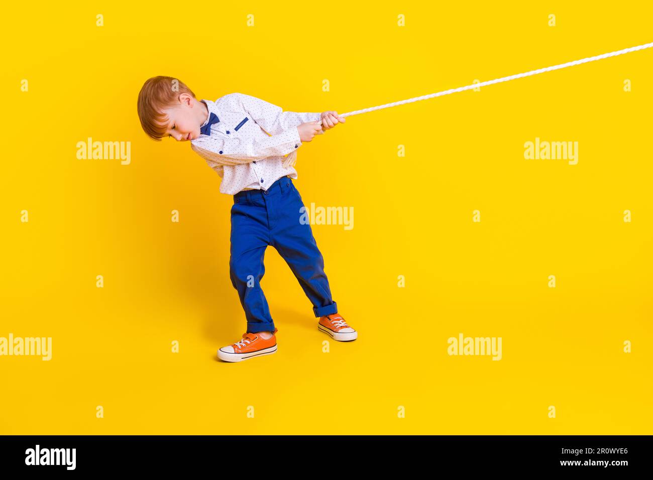 Full length photo of little schoolkid pull rope heavy contest in school ...