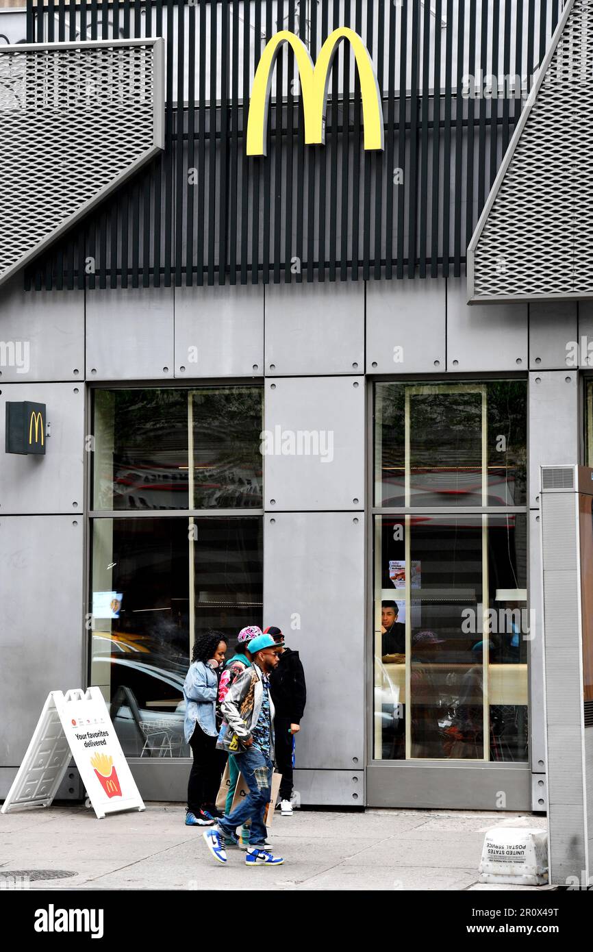 Mc Donald Fast Food restaurant - Street Scene New York City - USA Stock ...