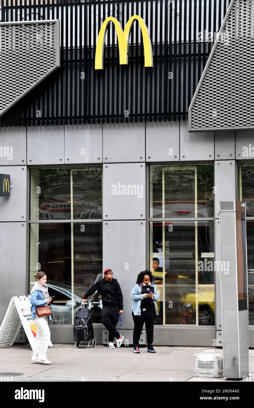 Mc Donald Fast Food restaurant - Street Scene New York City - USA Stock ...