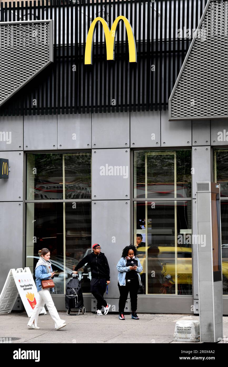 Mc Donald Fast Food restaurant - Street Scene New York City - USA Stock ...