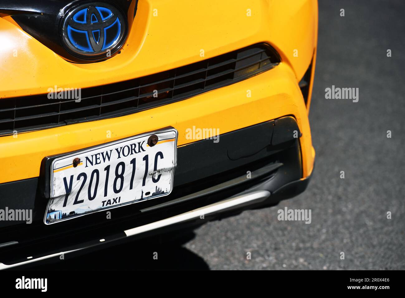Taxi of New York plate - Street Scene New York City - USA Stock Photo ...