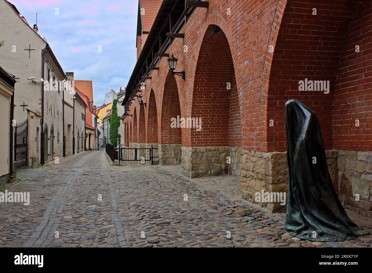 Red brick wall sculpture hi-res stock photography and images - Alamy