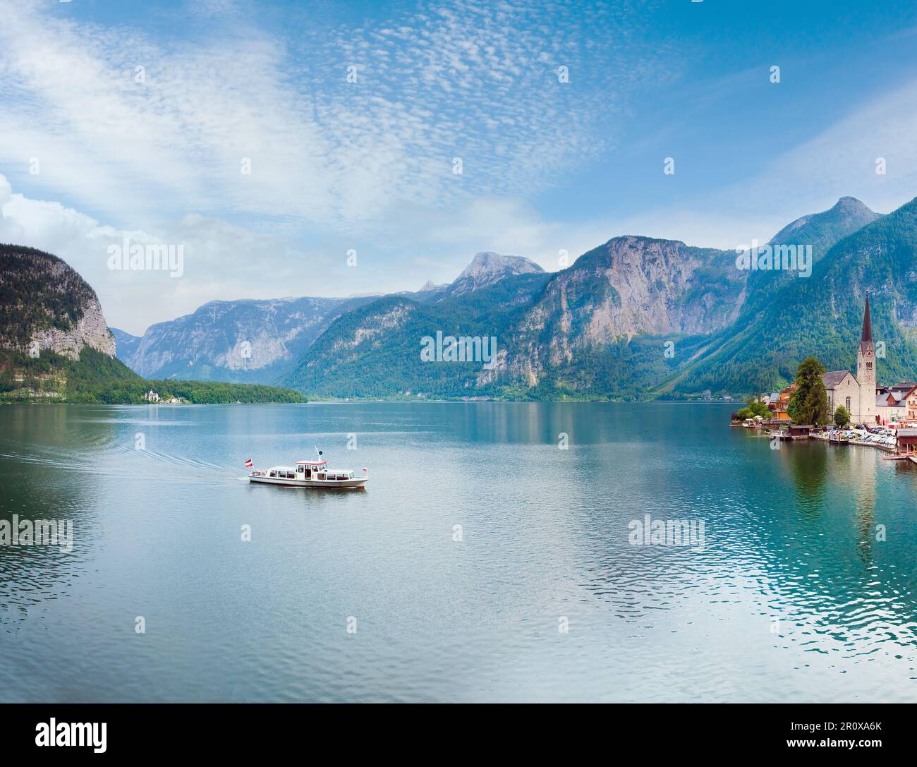 Beautiful summer Alpine Hallstatt Town and lake Hallstatter See view ...