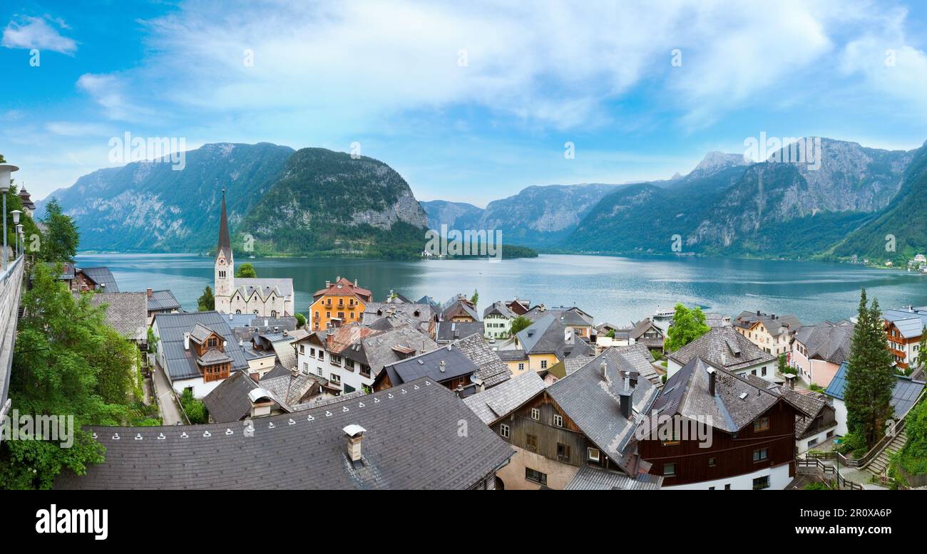 Beautiful summer Alpine Hallstatt Town and lake Hallstatter See view ...