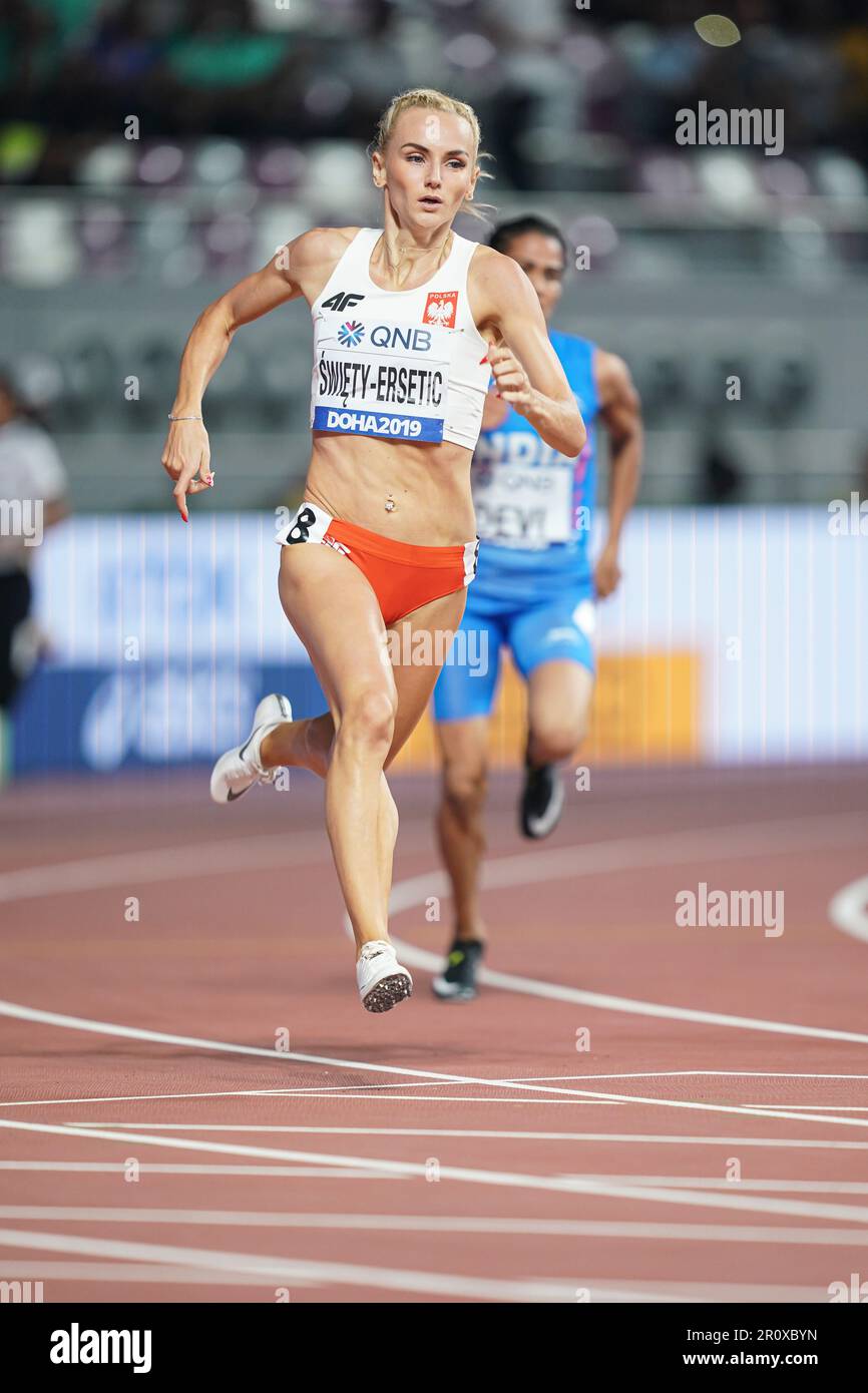Justyna ŚWIĘTY-ERSETIC running the 4x400m mixed at the 2019 World ...