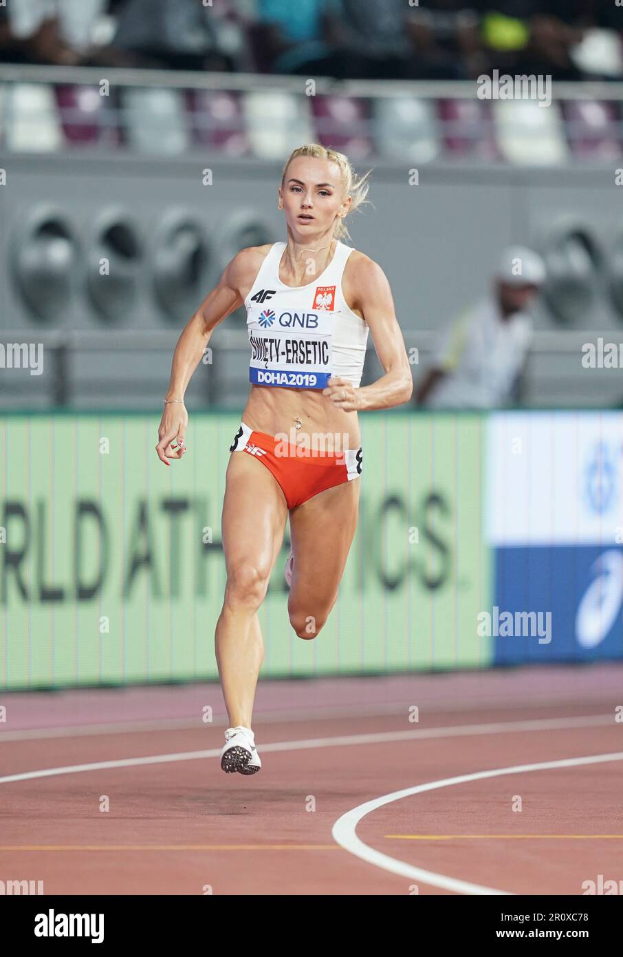 Justyna ŚWIĘTY-ERSETIC running the 4x400m mixed at the 2019 World ...