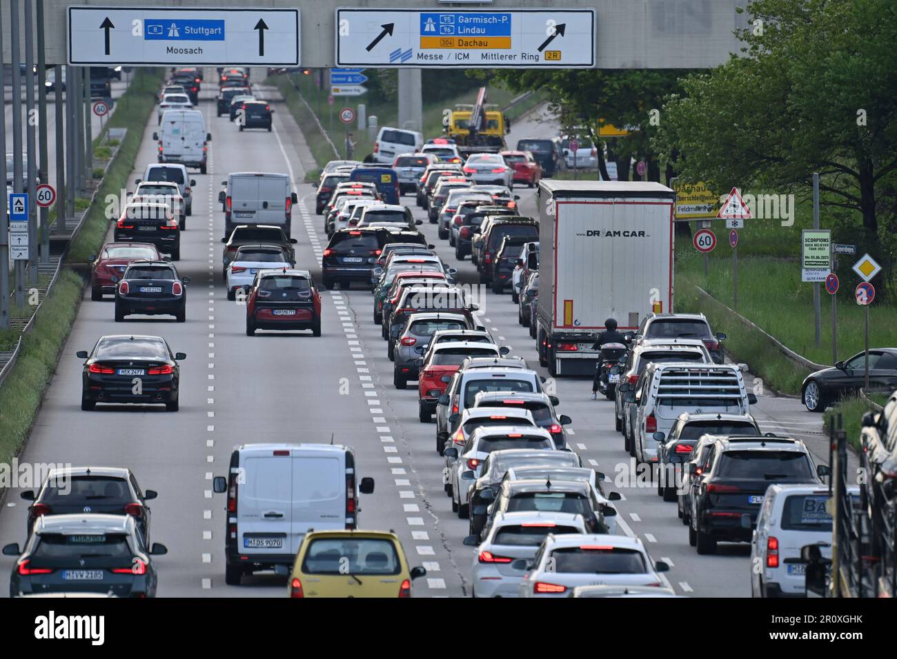 Munich, Deutschland. 09th May, 2023. Heavy traffic on the middle ring ...