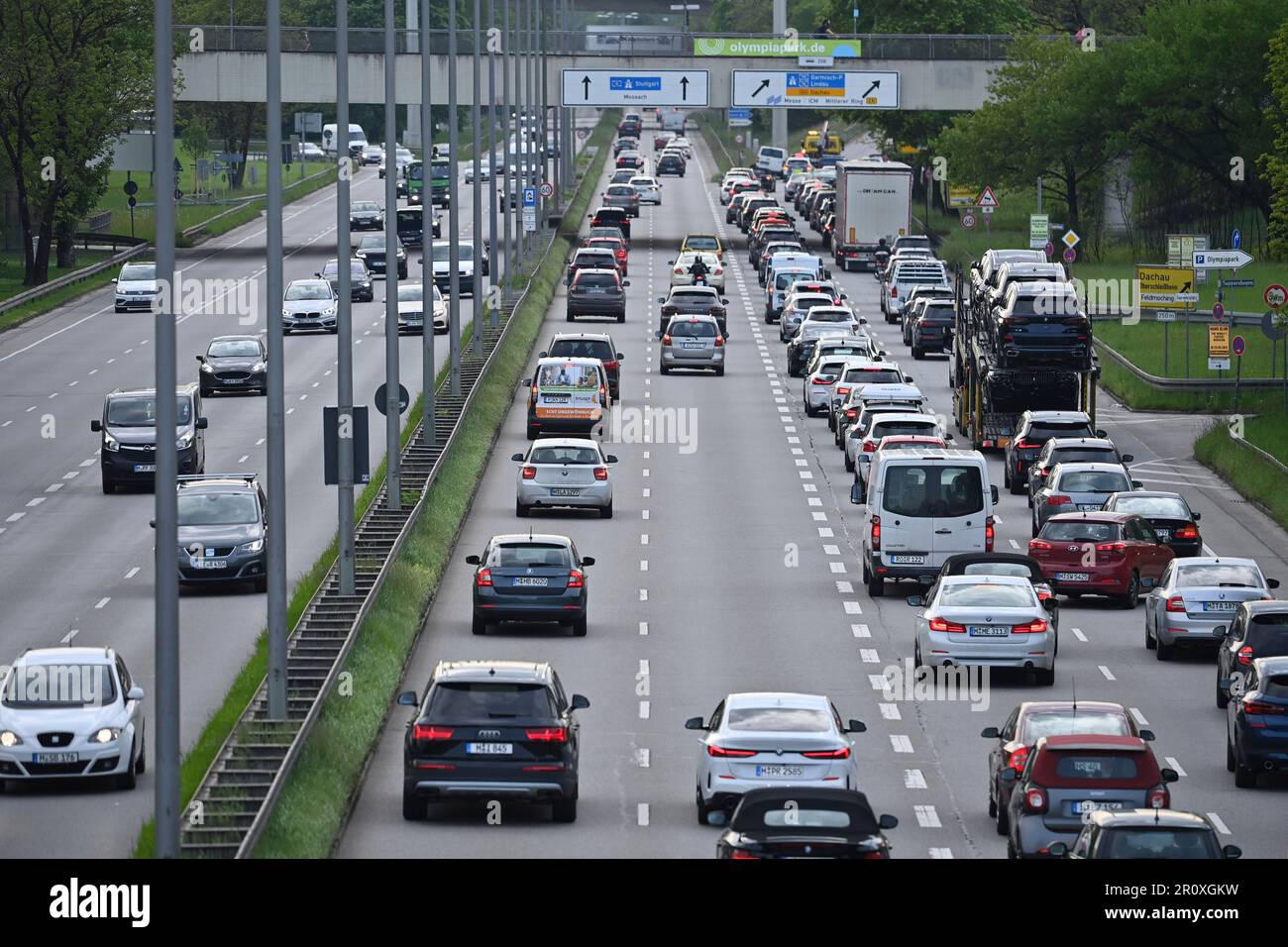 Munich, Deutschland. 09th May, 2023. Heavy traffic on the middle ring ...
